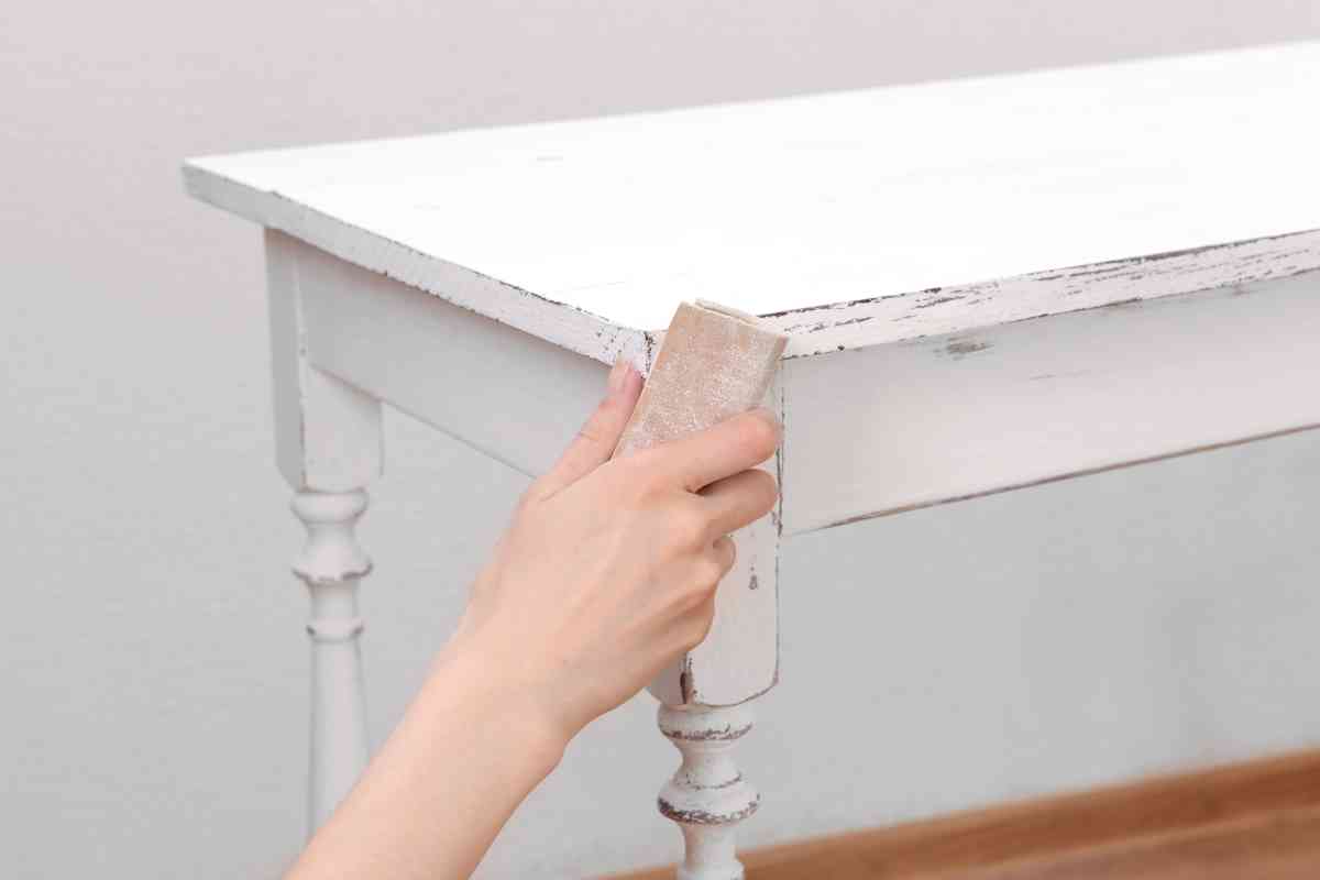 How to Distress Furniture with Chalk Paint in 6 Easy Steps - DIY ...